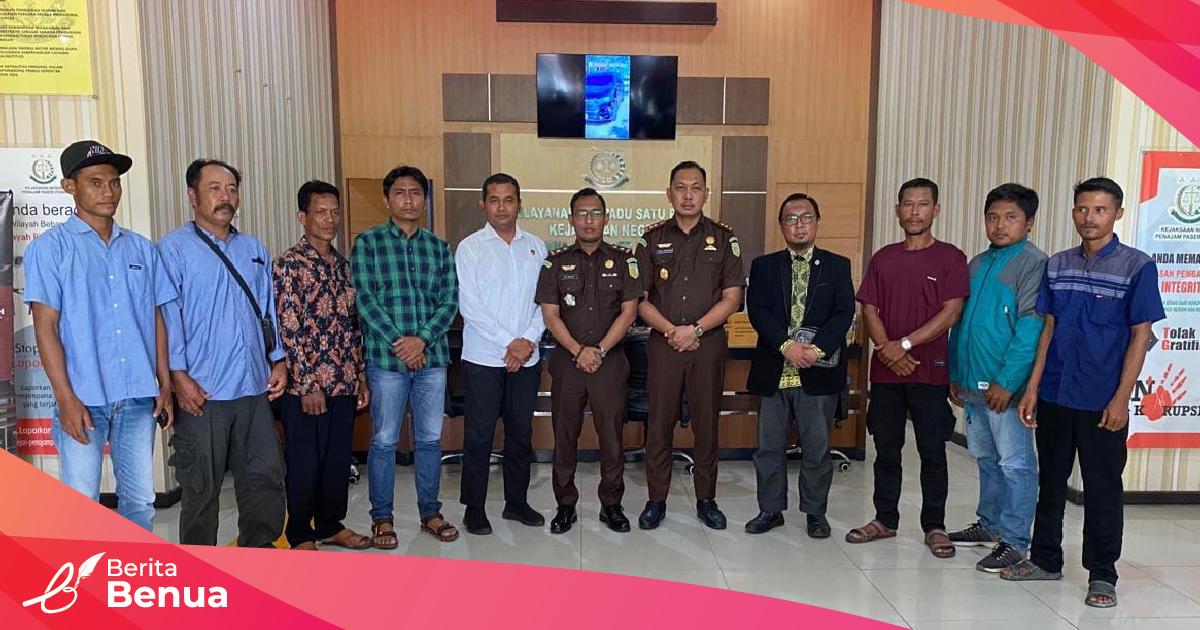 Didampingi Kuasa Hukum, Keluarga Korban Datangi Kejaksaan Negeri ... Didampingi Kuasa Hukum, Keluarga Korban Datangi Kejaksaan Negeri ...
